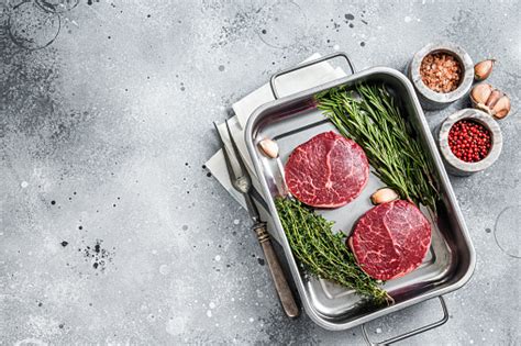 부드러운 사탕에서 원시 필렛 미뇽 쇠고기 스테이크 회색 배경 맨 위 보기입니다 복사 공간 0명에 대한 스톡 사진 및 기타 이미지 Istock