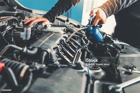 자동차 수리 서비스 및 유지 보수 자동차에서 일하는 자동차 정비사의 기술자 손 자동차 배터리에 대한 스톡 사진 및 기타 이미지 자동차 배터리 건강 진단 건강관리와