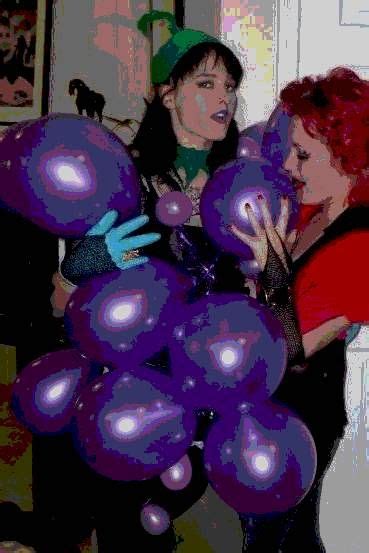 Pin On Luftballons Und Frauen