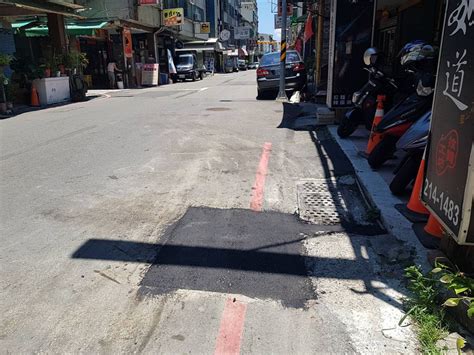 五妃街284號路邊側溝現坑洞 南市府灌漿回填恢復通車