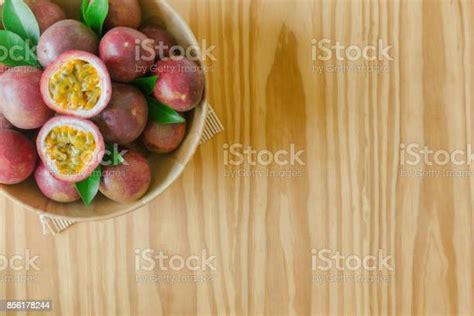 상위 뷰 평면에 나무 테이블에 나무 그릇에 열매 복사 공간 배경이 나 벽지에 대 한 하다 익은 열정 과일 그래서 적당 한 신 맛과 달콤한 디저트 열매는 열 대 과일 이다