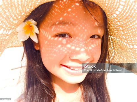 긴 검은 머리 여자는 웃 고 밀 짚 모자와 오른쪽 귀 뒤에 흰 꽃을 입고 8 9 살에 대한 스톡 사진 및 기타 이미지 8 9 살 검정 머리 관광 Istock