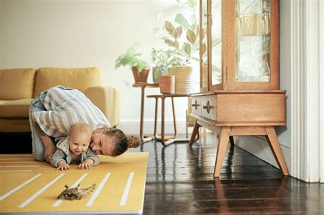 아기 아동 발달 및 어머니는 집이나 집의 바닥에서 유아와 놀고 함께 유대감을 형성합니다 보살핌 모성 및 편부모 또는 여성이 갓 태어난 아이와 행복하게 즐거운 시간을 보내고