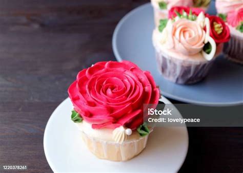 배경에 컵 케이크의 흐릿한 접시와 빨간 장미 모양의 휘핑 크림을 얹은 아름다운 컵 케이크 0명에 대한 스톡 사진 및 기타 이미지 0명 감사 거품 내기 Istock