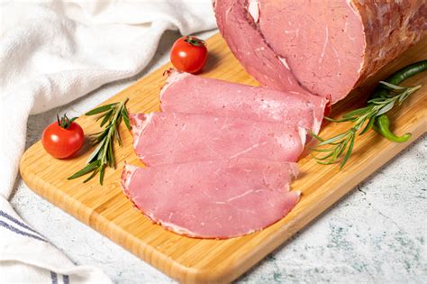 얇게 썬 훈제 쇠고기 엔트레코트 나무 프리젠 테이션 보드에 송아지 살라미 델리 제품 육류 제품 0명에 대한 스톡 사진 및 기타 이미지 Istock