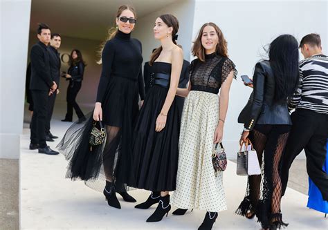The Haim Sisters Wore Matching Heels To The Dior Show At Paris Fashion