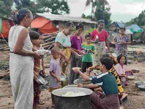 ဆားလင်းကြီးမြို့နယ်ရှိ စစ်ဘေးရှောင် ပြည်သူများကို အစားအသောက်များ ကျွေးမွေး လှူဒါန်း Khit Thit