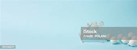 순록과 장식품이 있는 푸른 배경의 크리스마스와 새해 전야 구성 0명에 대한 스톡 사진 및 기타 이미지 0명 12월 2022년 Istock