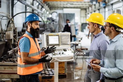 공장 홀에서 엔지니어 품질 관리를 수행 자동화 된 프로세스와 로봇으로 현대 산업 홀에서 제조 직업 금속 가공 산업 및 창고