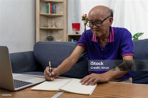 소파에서 테이블에 펜을 쓰고 메시지 노트와 컴퓨터 노트북을 들고있는 아시아 노인 변호사에 대한 스톡 사진 및 기타 이미지 변호사 70 79세 가정의 방 Istock