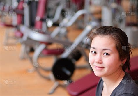 青年人 健身房 女孩 美 水平画幅 美人 指导教师 仅成年人 活力 举重训练