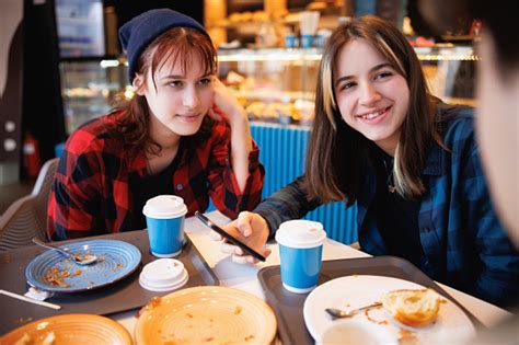 카페테리아에서 친구들과 간식과 커피를 먹는 쾌활한 십대 소녀 14 15 살에 대한 스톡 사진 및 기타 이미지 14 15 살