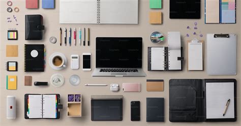 회색 배경에 노트북 태블릿 스마트폰 및 소모품이 있는 평평한 상단 뷰 사무실 책상 작업 공간 사진 Unsplash의 기술 이미지