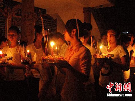 柬埔寨风情：亡人节民众纷纷布施 商家借机生财新闻中心新浪网