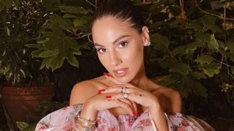 Giulia De Lellis Si Sdraia E Mostra Curve Da Sogno Troppo Sensuale