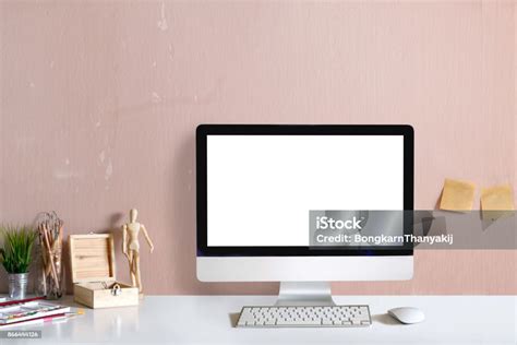 작업 영역 Houseplant 빈 화면 컴퓨터 더미 흰색 나무 테이블에 바탕 화면을 비웃는 다 제품에 대 한 복사 공간 작업 영역 책상 몽타주를 표시 합니다 고풍스런에 대한