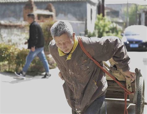 工地老人 工地工人 大山谷图库
