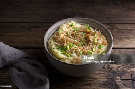 전통적인 아일랜드 요리 콜캐논 양배추와 파를 곁들인 으깬 감자 나무 테이블에 견과류와 향신료를 얹은 바삭한 양배추 토핑 0명에 대한 스톡 사진 및 기타 이미지 Istock