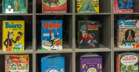 파란 나무 선반에 모듬 된 책 사진 Unsplash의 무료 복고풍 이미지