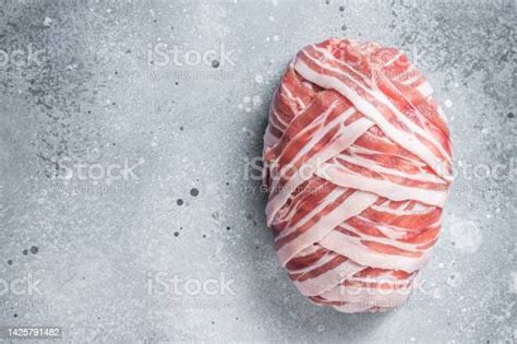 갈은 쇠고기 고기와 베이컨 조리되지 않은 고기 덩어리를 곁들인 클래식한 생 미트로프 회색 배경 맨 위 보기입니다 복사 공간 돼지 다짐육에 대한 스톡 사진 및 기타 이미지