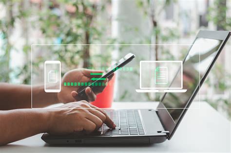 문서 및 파일을 온라인으로 전송하기위한 디지털 시스템 데이터 전송 개념입니다 Ftp 파일 수신기 및 컴퓨터 백업 복사본 파일 공유 아이소메트릭 Brand Name Smart