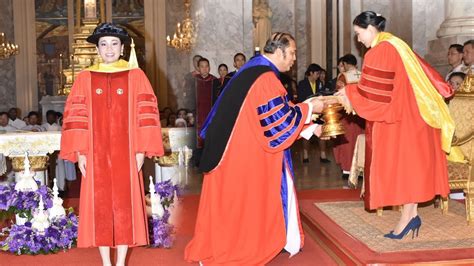 พระบรมราชินีสุทิดาทรงฉลองพระองค์ครุยสุดงดงาม ทรงรับทูลเกล้าฯ ถวายปริญญาปรัชญาดุษฎีบัณฑิต ม