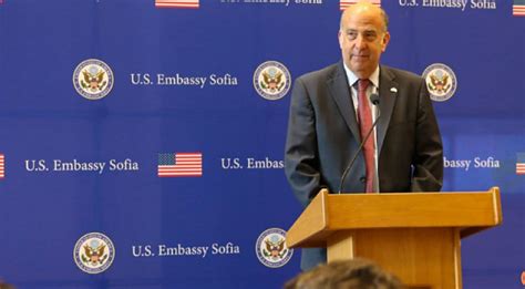 Кенет Мертен е подал оставка като посланик на САЩ в България