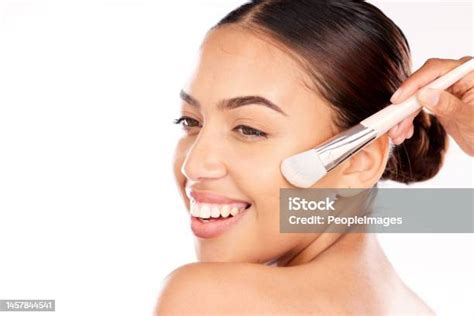 메이크업 젊은 여성 스킨케어를 위한 브러시 블러셔 및 스튜디오 배경에 대한 자연스러운 아름다움 화장품 살롱 도구를 가진 여성과 소녀 행복이나 자신감이 있는 유기농 얼굴 또는