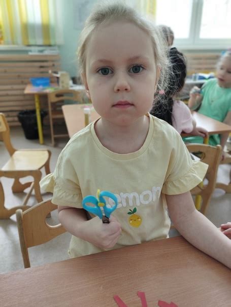 На занятии по аппликации ребята из 10 группы познакомились с историей и традициями праздника