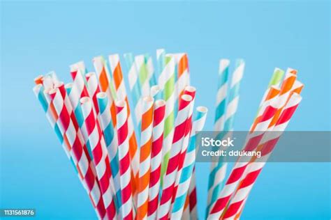 파란색 배경이 있는 유리에 벗겨진 종이 빨 대의 근접 촬영 0명에 대한 스톡 사진 및 기타 이미지 0명 개념 개념과 주제 Istock