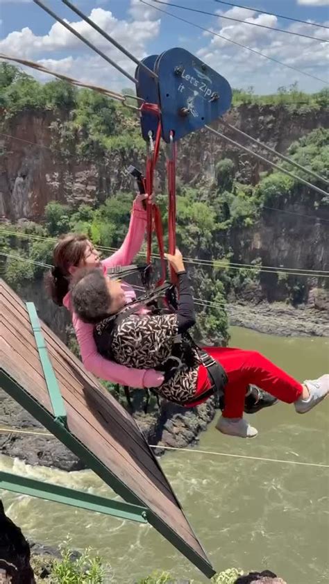 我阿嬤真的太猛了70幾歲去非洲玩 還玩高空滑索 全程都自己走 好勇健 看阿嬤開開心心健健康康 我好開心 重點是除夕當天直接烙跑去搭飛機 我更開心 每天煮飯給大家吃 全年無休 這應該是二十幾年來