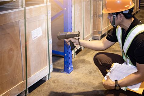 창고 노동자 나무 상자와 바 코드 스캐너를 스캔 창고 재고 관리를 위한 컴퓨터 도구입니다 30 34세에 대한 스톡 사진 및 기타 이미지 Istock