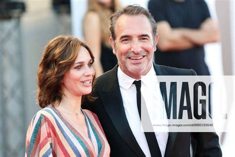 Jean Dujardin Image Of Jean Dujardin Und Nathalie Pechalat Nehmen An