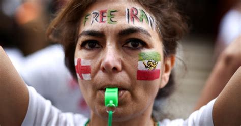 이란 경찰 ‘히잡 시위한 여성 끌고가 성폭행” Cnn 폭로