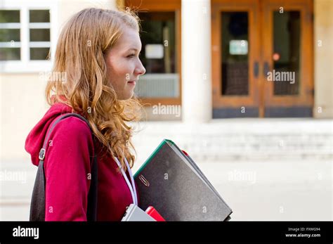 Junge Studentin Mit Ordnern Büchern Und Tasche Stockfotografie Alamy