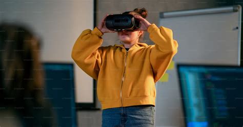 컴퓨터 과학 수업에서 학교에서 가상 현실 고글을 쓴 여학생 사진 Unsplash의 흥분 이미지