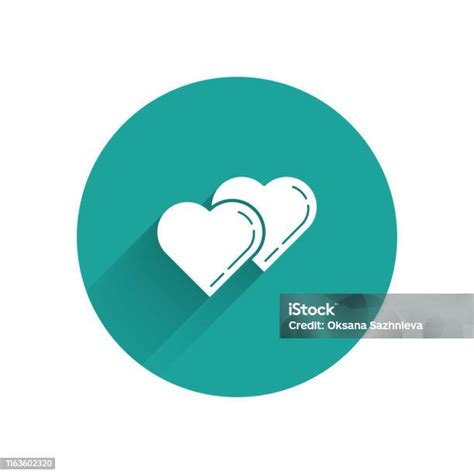 긴 그림자로 격리 된 흰색 두 연결된 하트 아이콘 로맨틱 한 상징 연결 가입 열정과 결혼식 발렌타인 데이 기호입니다 녹색 원 버튼입니다 벡터 일러스트레이션 감정에 대한 스톡