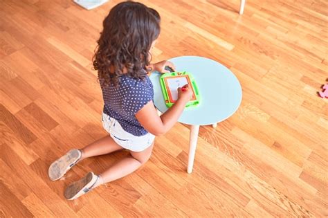 유치원에서 디지털 보드를 사용하여 귀여운 그림을 그리는 아름다운 유아 소녀 개발에 대한 스톡 사진 및 기타 이미지 개발 교육 귀여운 Istock