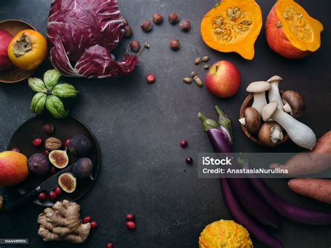 탑 뷰 겨울 식료품 어두운 배경에서 저녁 식사를 요리하기 위한 건강한 채식 재료 Comfort Food에 대한 스톡 사진 및 기타 이미지 Comfort Food 개체