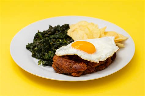 칩과 채소를 곁들인 전형적인 포르투갈 훈제 소시지 알헤이라 0명에 대한 스톡 사진 및 기타 이미지 0명 건강한 식생활 고기 Istock