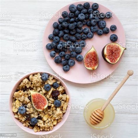 과일과 흰색 배경에 나무 상위 뷰 꿀 그 라 놀라 위에서 오버 헤드 플랫 하다입니다 0명에 대한 스톡 사진 및 기타 이미지 0명 건과일 곡초류 Istock