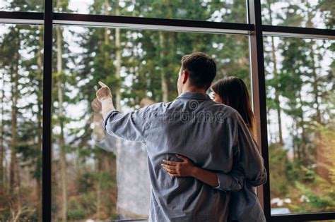 La Feliz Esposa Del Marido De La Familia Abraza Y Mira Hacia El Futuro Lejano Imagen De Archivo