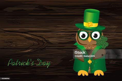 전통적인 녹색 양복과 패 트 릭의 날에 안경 올빼미 인사말 카드 Owlet와 귀하의 광고 또는 텍스트에 대 한 여유 공간입니다 나무 배경 벡터 일러스트 레이 션 3월에 대한