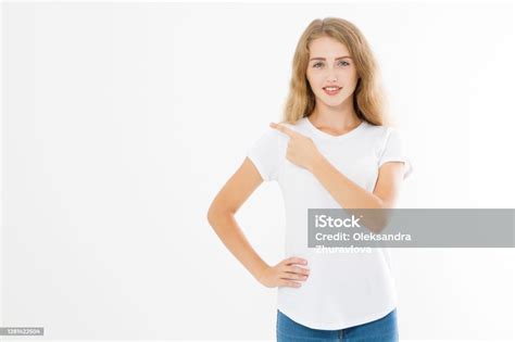 흰색 템플릿과 빈 배경에 고립 된 손가락으로 복사 공간을 가리키는 여름 티셔츠를 입은 젊은 금발 백인 여성의 초상화 충격과 흥분 얼굴 20 24세에 대한 스톡 사진 및 기타