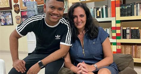 玛丽亚·费尔南达·卡巴尔和米格尔·波罗因所谓的美食场所而袭击弗朗西亚·马尔克斯