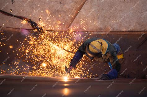 평면도 가우징 용접 불꽃 화재 산업용 용접기 착용 안전 보호 마스크 건설 수리 탱크 오일 용접 제한된 사양의 부품 프리미엄 사진