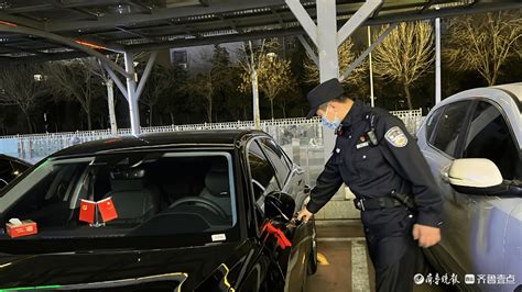 停车落锁，泰安警方夜晚“拉车门”，试拉60余辆，3辆未落锁 车主 万达 男子