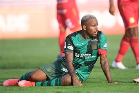 Джефферсон Фарфан перенес операцию на колене и был исключен из группового этапа Кубка