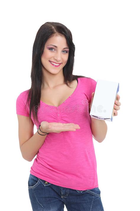 Brunette Joven Que Muestra Un Producto Imagen De Archivo Imagen De Brazo Persona