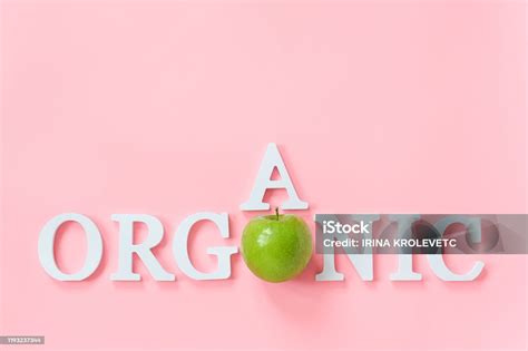 자연 녹색 사과와 텍스트 분홍색 배경에 볼륨 흰색 문자에서 유기 크리에이티브 컨셉 유기농 천연 과일 식품 탑 뷰 플랫 레이 카피 스페이스 0명에 대한 스톡 사진 및 기타